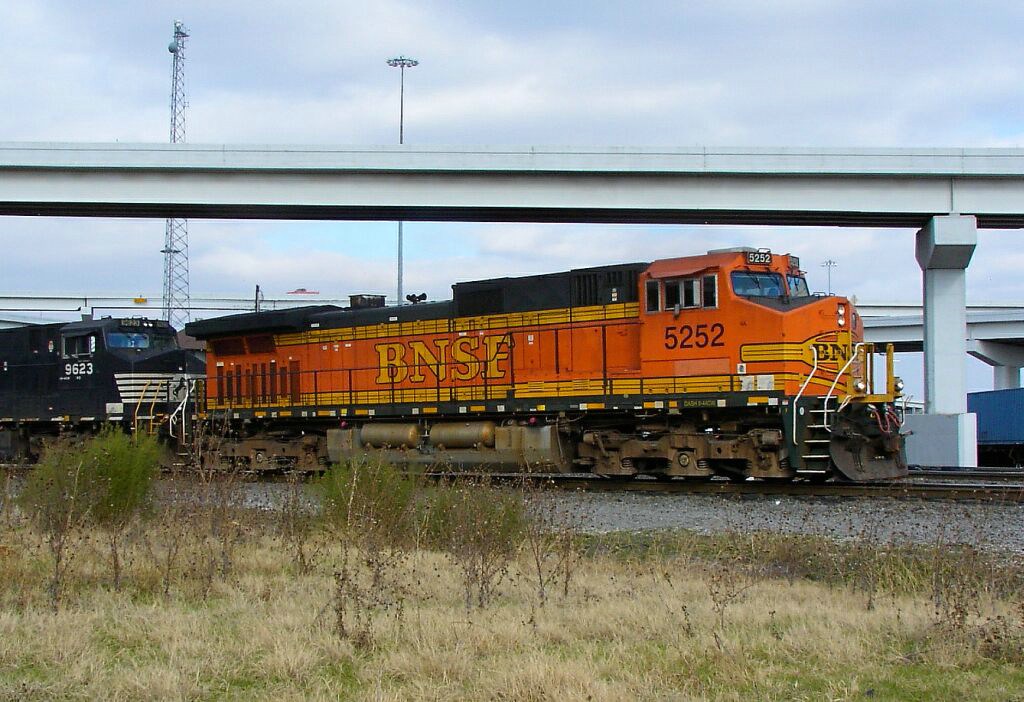 BNSF 5252